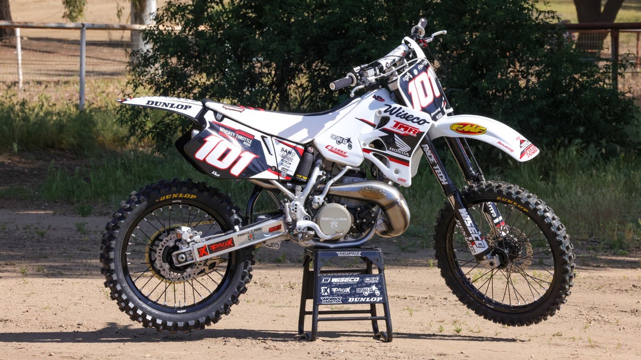 95 CR250R Whiskey Throttle DBTV Build - DirtBikeTV